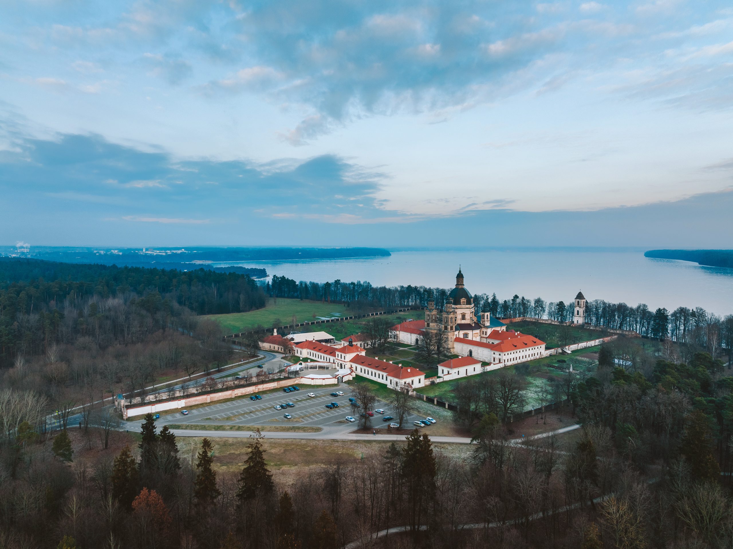 EKSKURSIJA PAŽAISLYJE. VIENUOLYNAS IR BAŽNYČIA - Kauno gidas